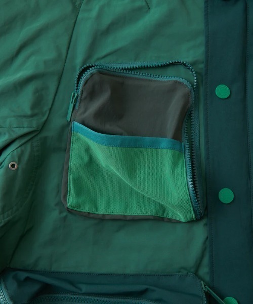 WHITE MOUNTAINEERING（ホワイトマウンテニアリング）の「MULTI POCKETS MOUNTAIN PARKA（マウンテン ...