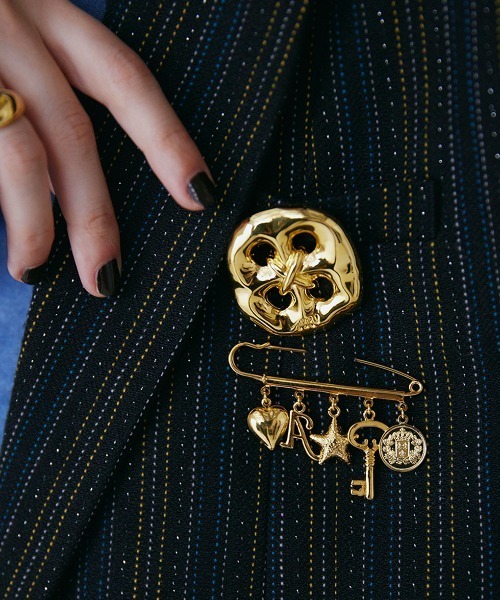 UND ANTIQUE CHARM WITH BUTTON SET BROACH（ブローチ/コサージュ）｜Ameri（アメリ）のファッション通販 - ZOZOTOWN