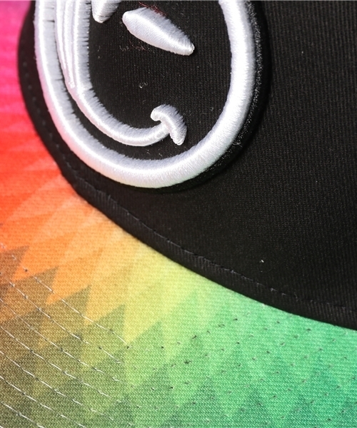 ONSPOTZ（オンスポッツ）の「YUMS SNAPBACK CAP CLASSIC LIGHTRICITY 2 BLACK（キャップ ...
