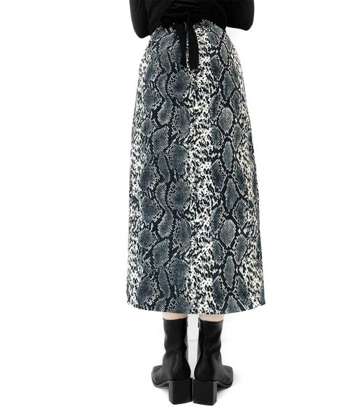 LVEU.（ラブユ.）の「Python flare skirt / パイソンフレアスカート（スカート）」 - WEAR