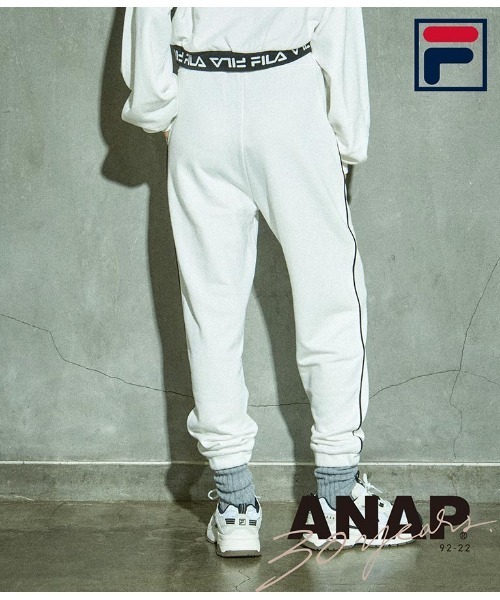 FILA（フィラ）の「【FILA フィラ別注/ANAPオリジナルデザイン】FILAパイピングデザイン裏毛ジョガーパンツ（スウェットパンツ）」 - WEAR