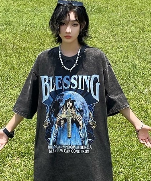 ARULE（アリュール）の「A'GEM/9 × .kom『ARULE/アルール』BLESSING TEE/ブレッシング半袖カットソー（Tシャツ/カットソー）」 - WEAR