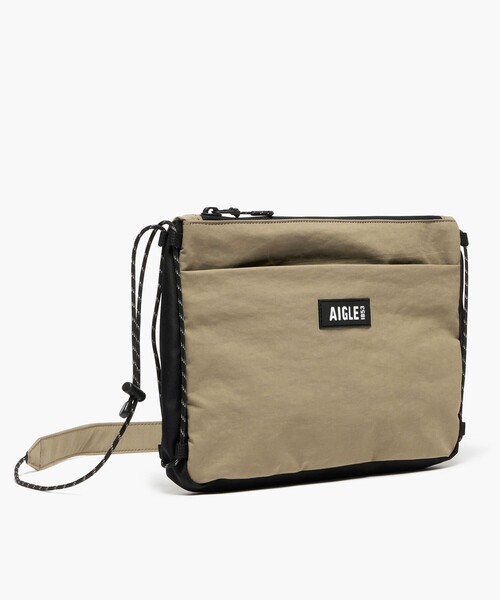 AIGLE（エーグル）の「撥水 リサイクルナイロン サコッシュ ショルダーバッグ / W28×H20×D4cm 2L（ショルダーバッグ）」 - WEAR