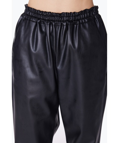 ENFOLD（エンフォルド）の「Light PU Leather ジョガーパンツ（その他パンツ）」 - WEAR