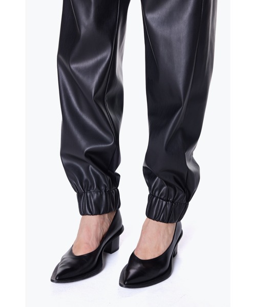 ENFOLD（エンフォルド）の「Light PU Leather ジョガーパンツ（その他パンツ）」 - WEAR