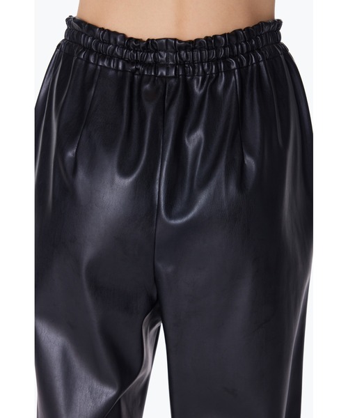 ENFOLD（エンフォルド）の「Light PU Leather ジョガーパンツ（その他パンツ）」 - WEAR