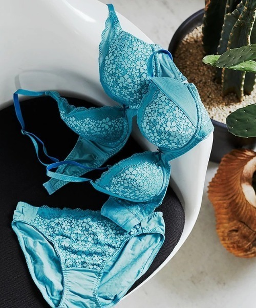 AMOSTYLE BY Triumph（アモスタイルバイトリンプ）の「【ラクしてボリュームアップ】デイジーレース 夢みるブラDeep V ブラ＆ショーツセット【B,C,Dカップ ...