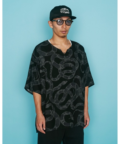 CALEE（キャリー）の「R/P ALLOVER SNAKE PATTERN KEY NECK WIDE SILHOUETTE SH ＜LIMITED＞（Tシャツ/カットソー）」 - WEAR