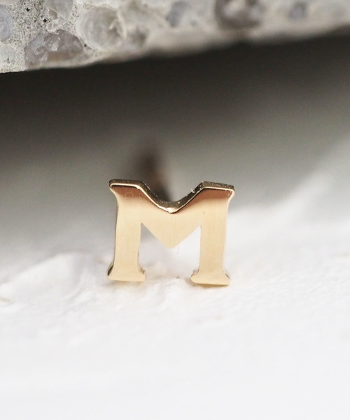 'MANISTA（マニスタ）の「【’MANISTA】Lip:K10ベビーサイズ イニシャルハーフピアス（ピアス（片耳用））」 - WEAR