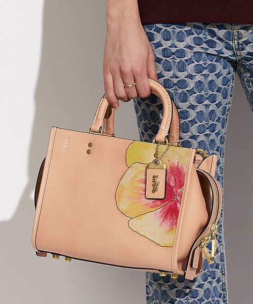 COACH（コーチ）の「日本限定【COACH X Koki】ローグ 25 オリジナル ナチュラル レザー ウィズ パンジー（ショルダーバッグ ...