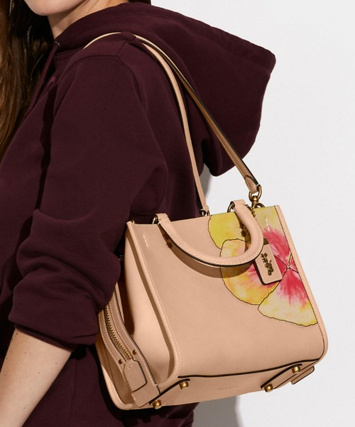 COACH（コーチ）の「日本限定【COACH X Koki】ローグ 25 オリジナル ナチュラル レザー ウィズ パンジー（ショルダーバッグ ...