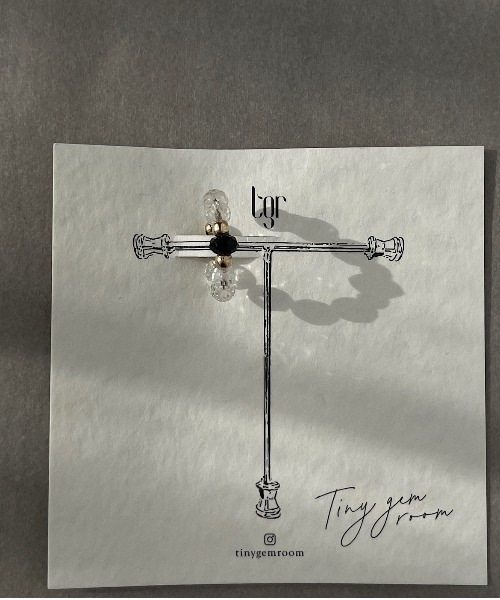 tone（トーン）の「【Tiny gem room】天然石 クリア イヤーカフ(水晶・オニキス)(MA)（イヤーカフ）」 - WEAR